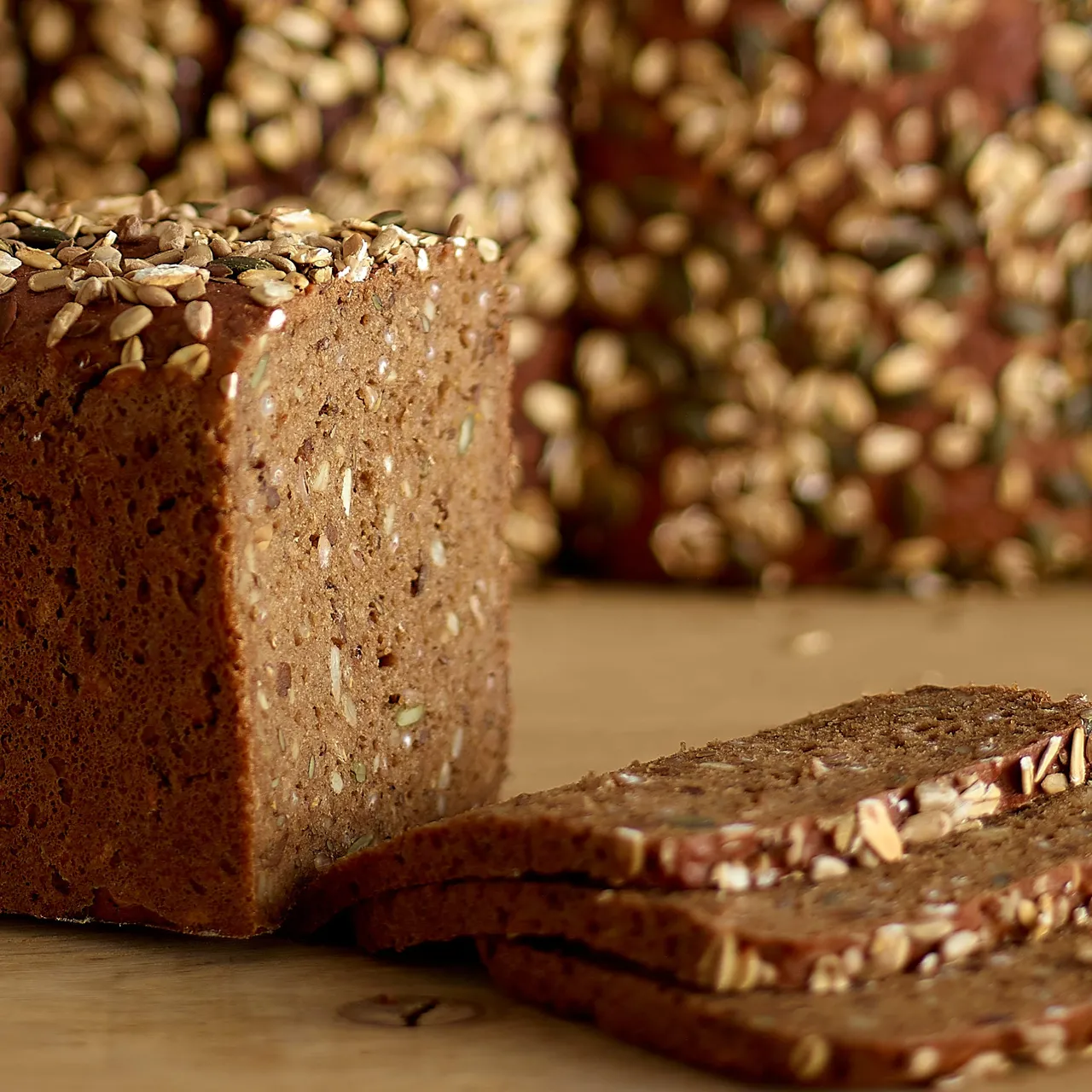 Rugbrød é o clássico pão dinamarquês de centeio, denso e rico em sabor ...
